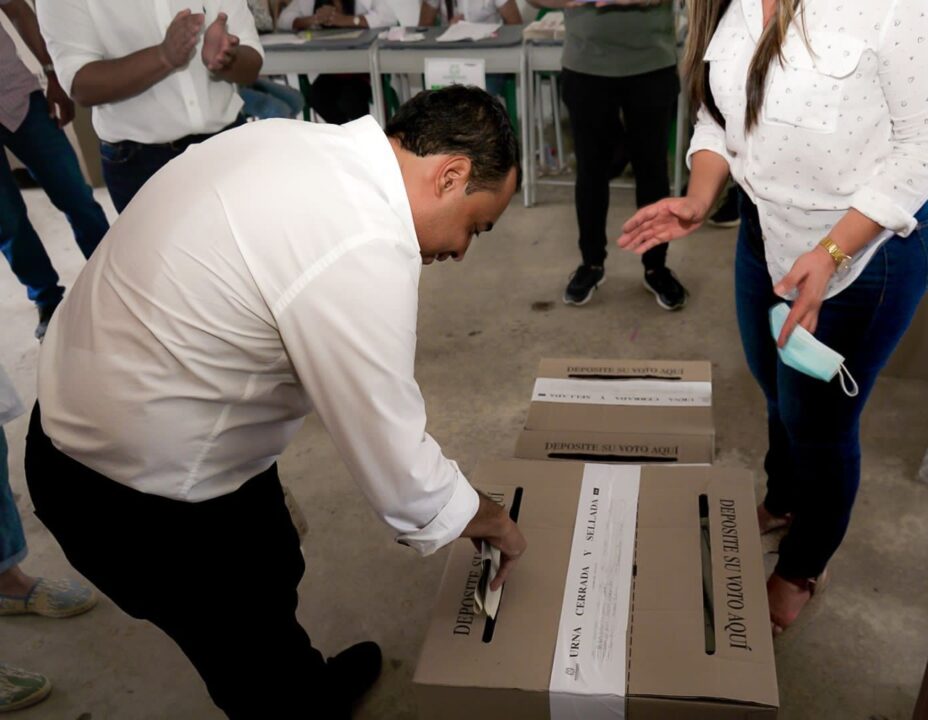 ¡Carlos Mario Farelo le cumplió a la democracia! Votó acompañado de su ...